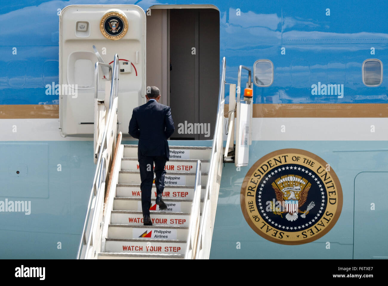 Manila, Philippines. 20th Nov, 2015. President Obama walks up the ...