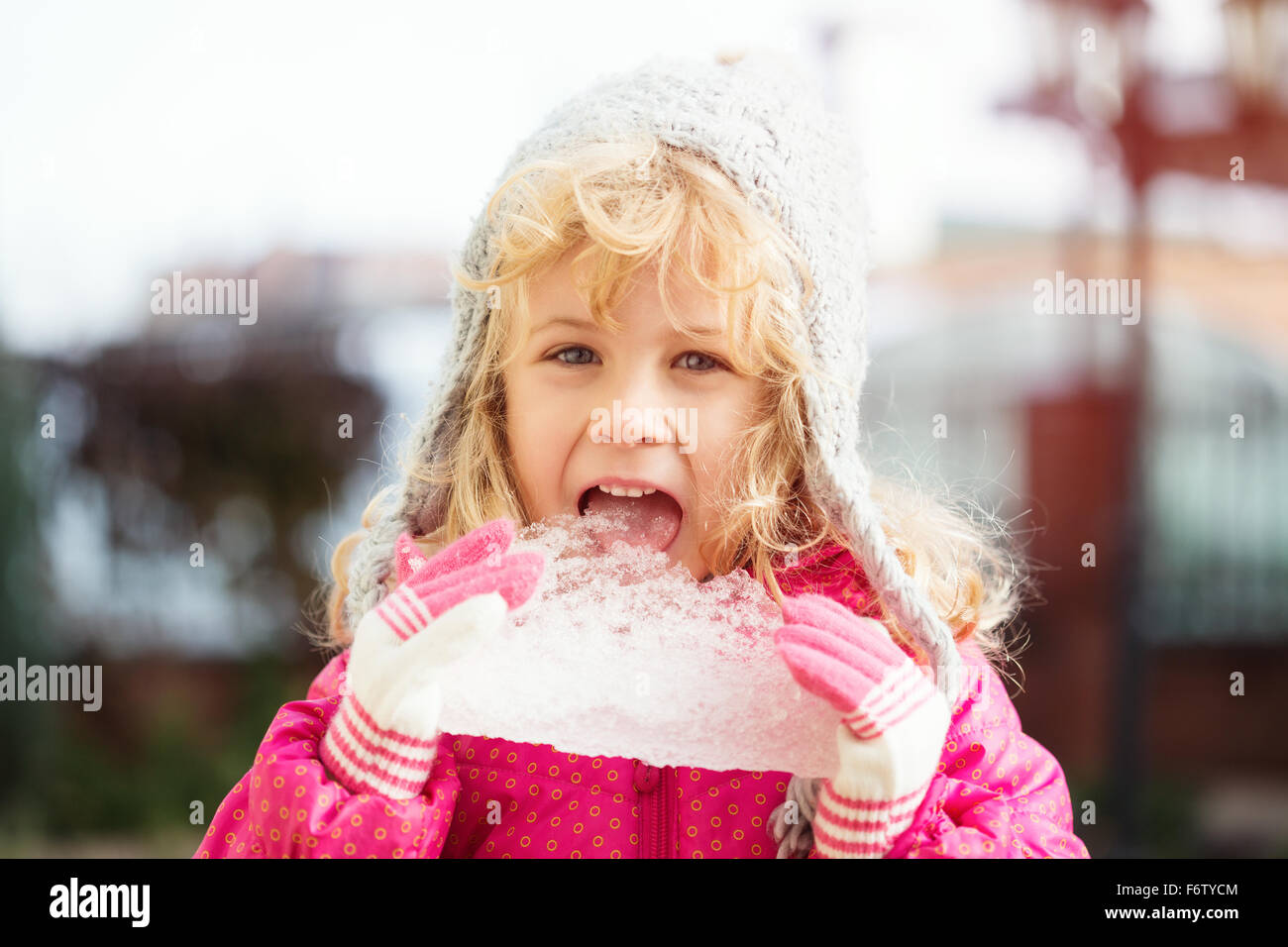 Piece snow in hand hi-res stock photography and images - Alamy