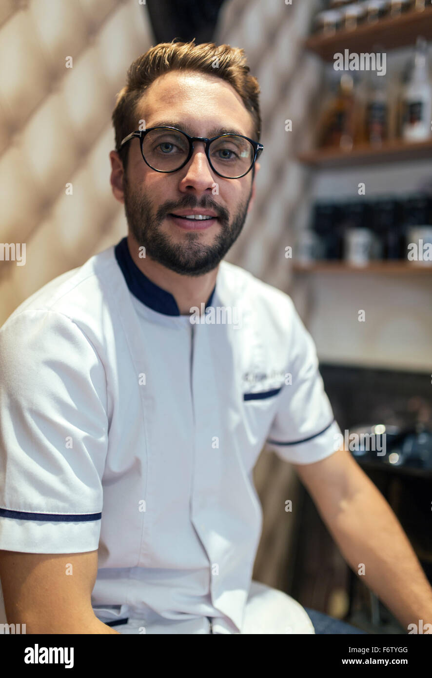 Portrait of barber with full beard and glasses Stock Photo - Alamy