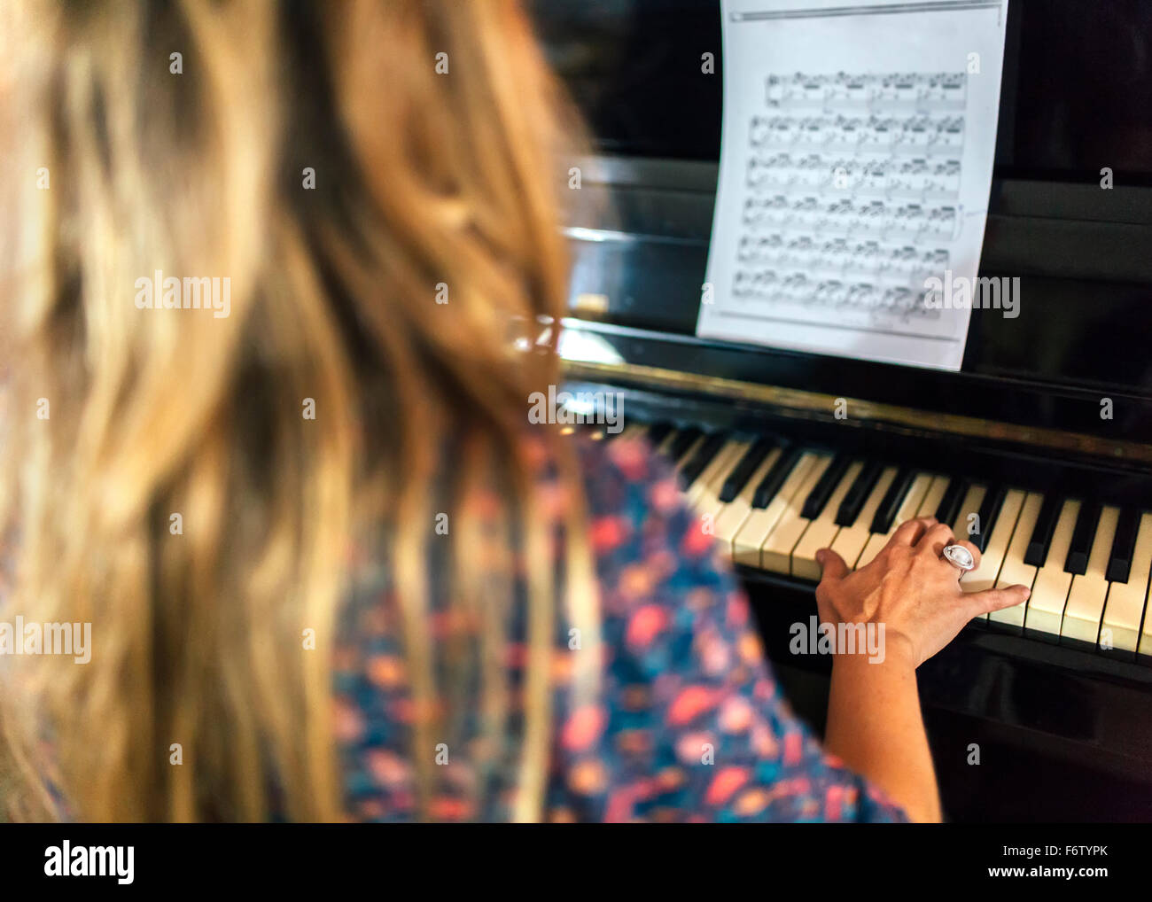 Piano woman rear view hi-res stock photography and images - Alamy