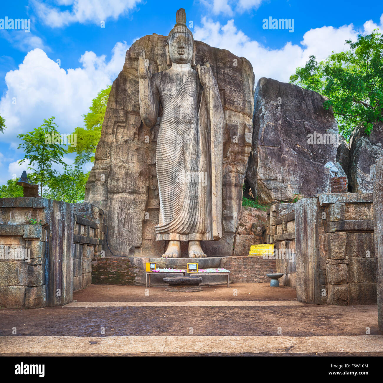 Avukana Buddha Statue near Kekirawa, Sri Lanka Stock Photo - Alamy