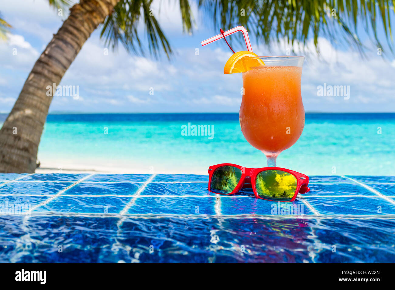 Swimming infinity pool hi-res stock photography and images - Alamy
