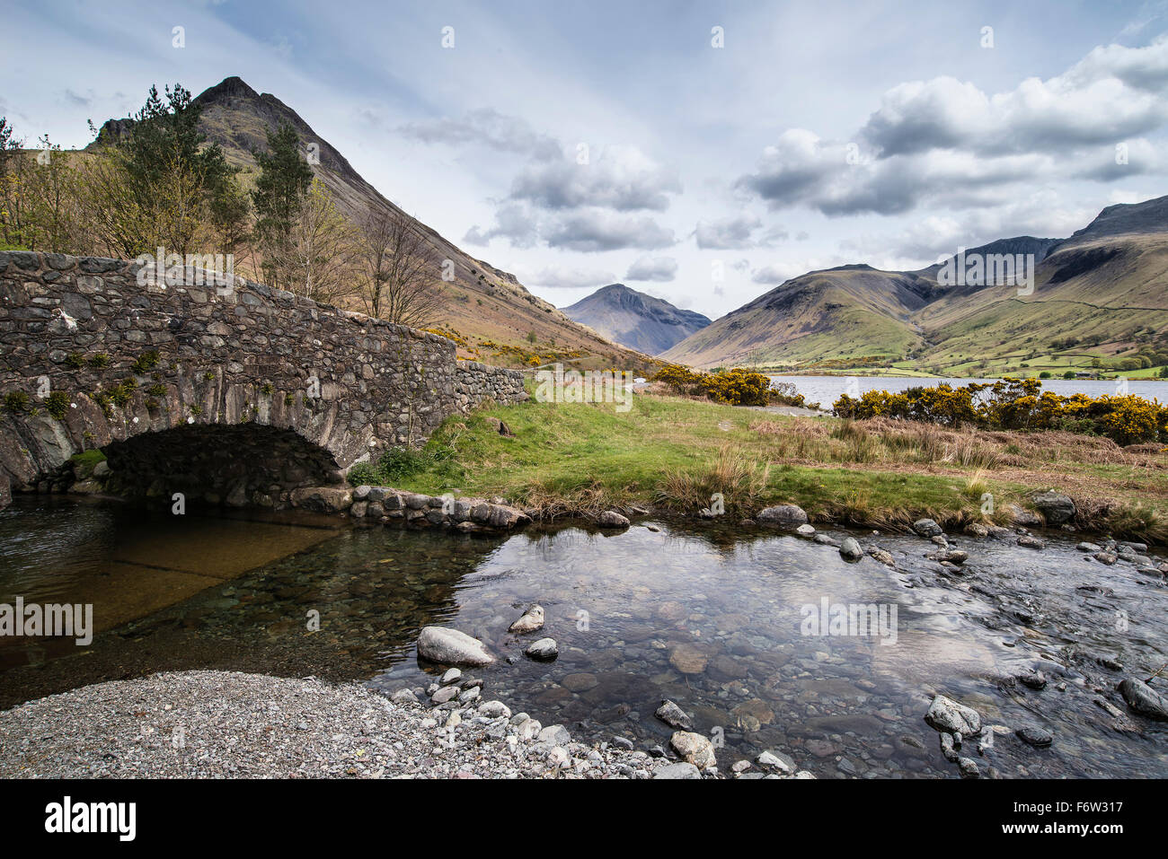 Stunning landscape of Wast Water and Lake District Peaks on Summer day ...