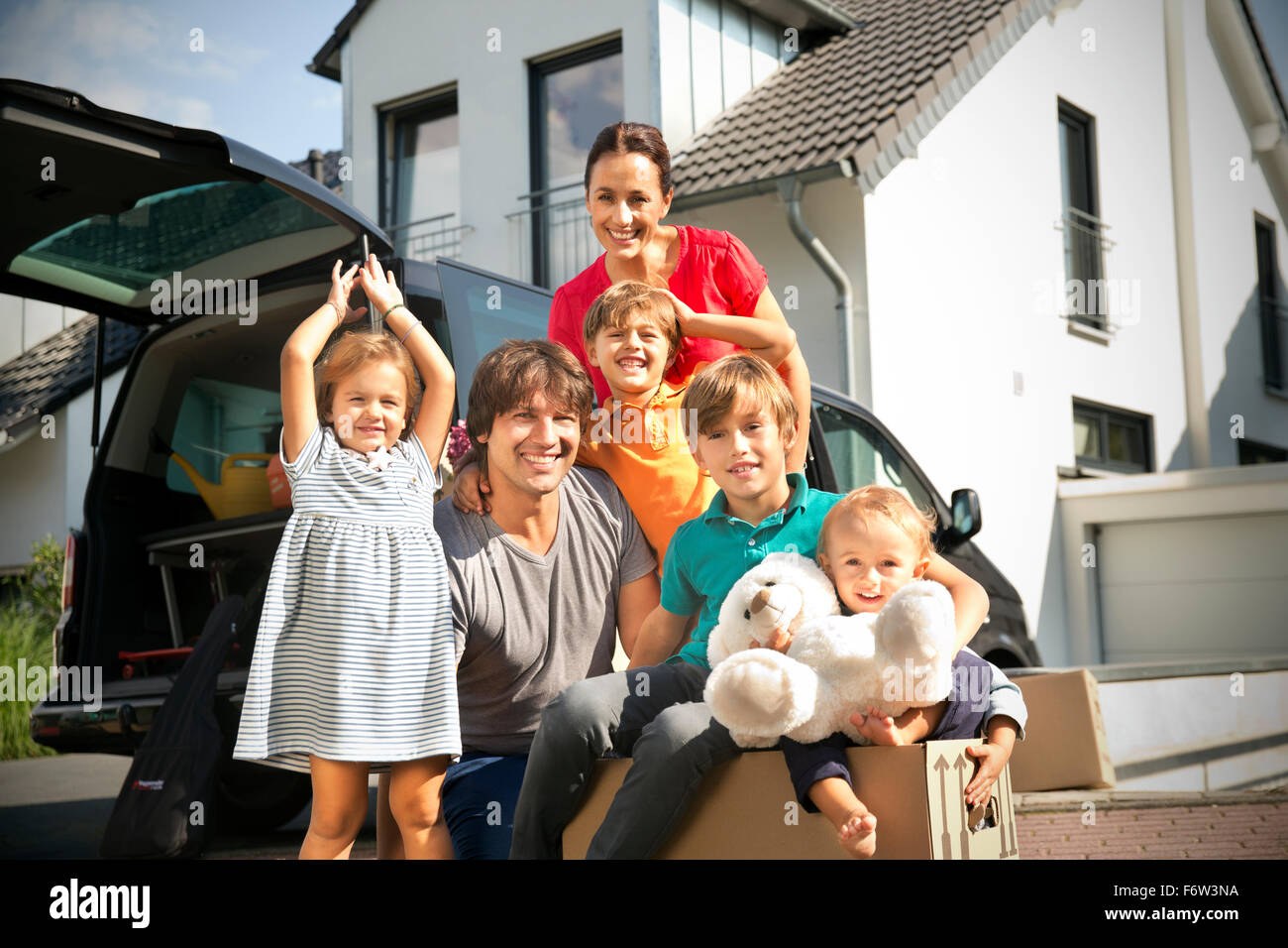 Happy family moving house Stock Photo - Alamy