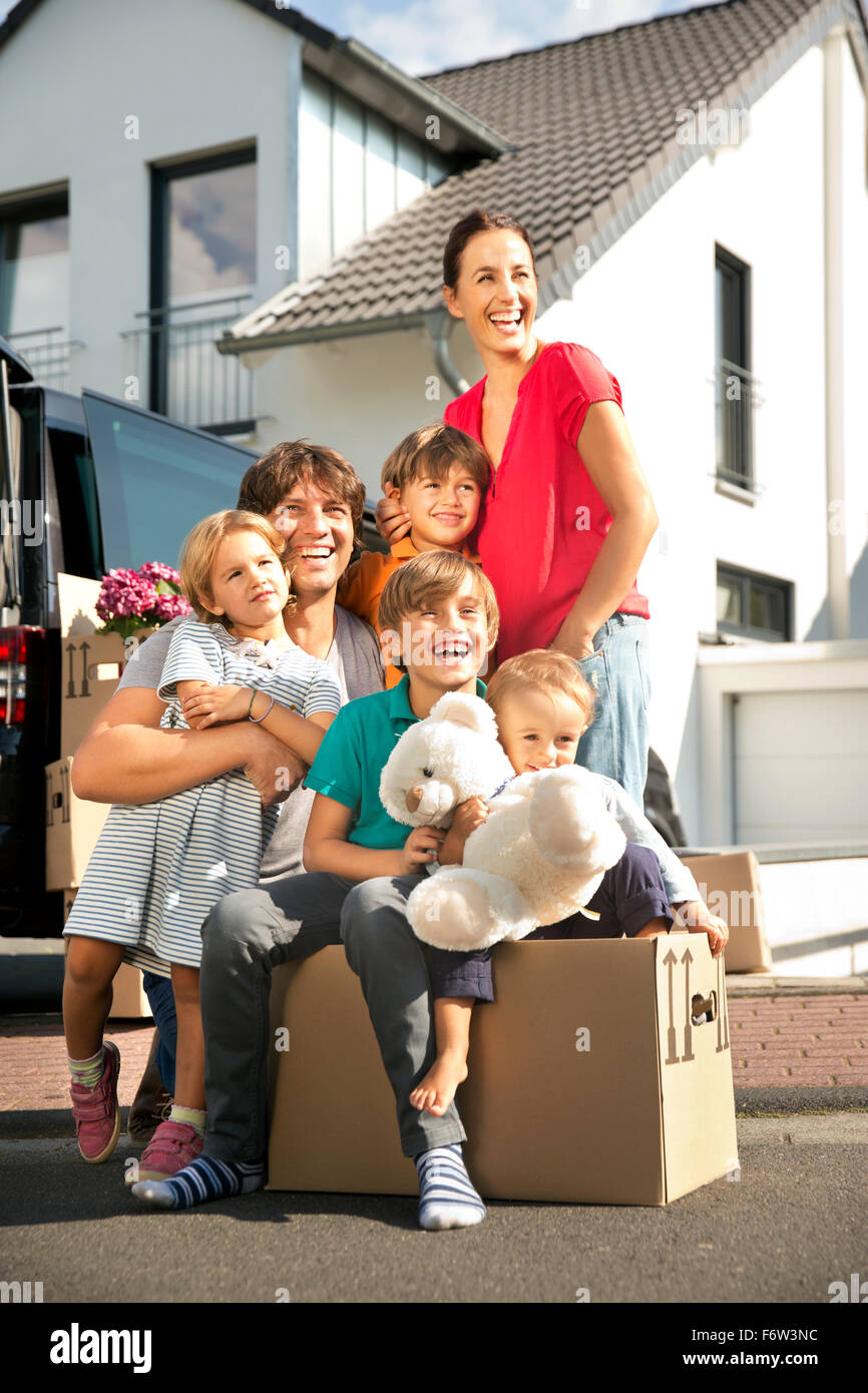 Happy family moving house Stock Photo - Alamy