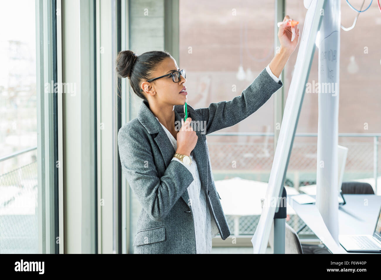 Young businesswoman flip chart hi-res stock photography and images - Alamy