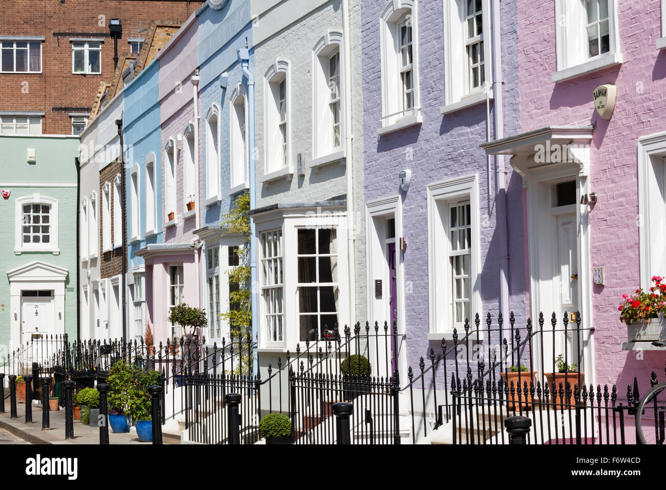 A row of colourful Georgian terraced houses in Bywater Street, Chelsea ...
