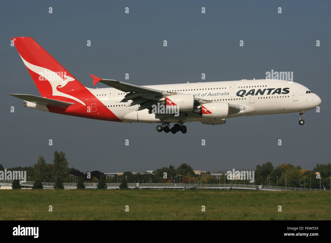 Fly qantas hi-res stock photography and images - Alamy