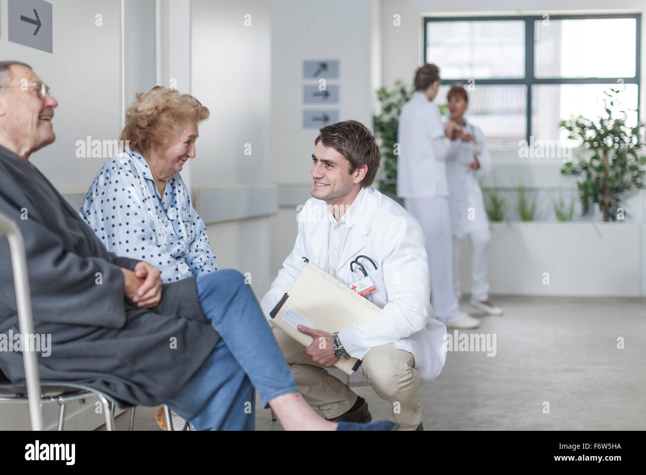 Doctor talking to patients in hospital Stock Photo - Alamy