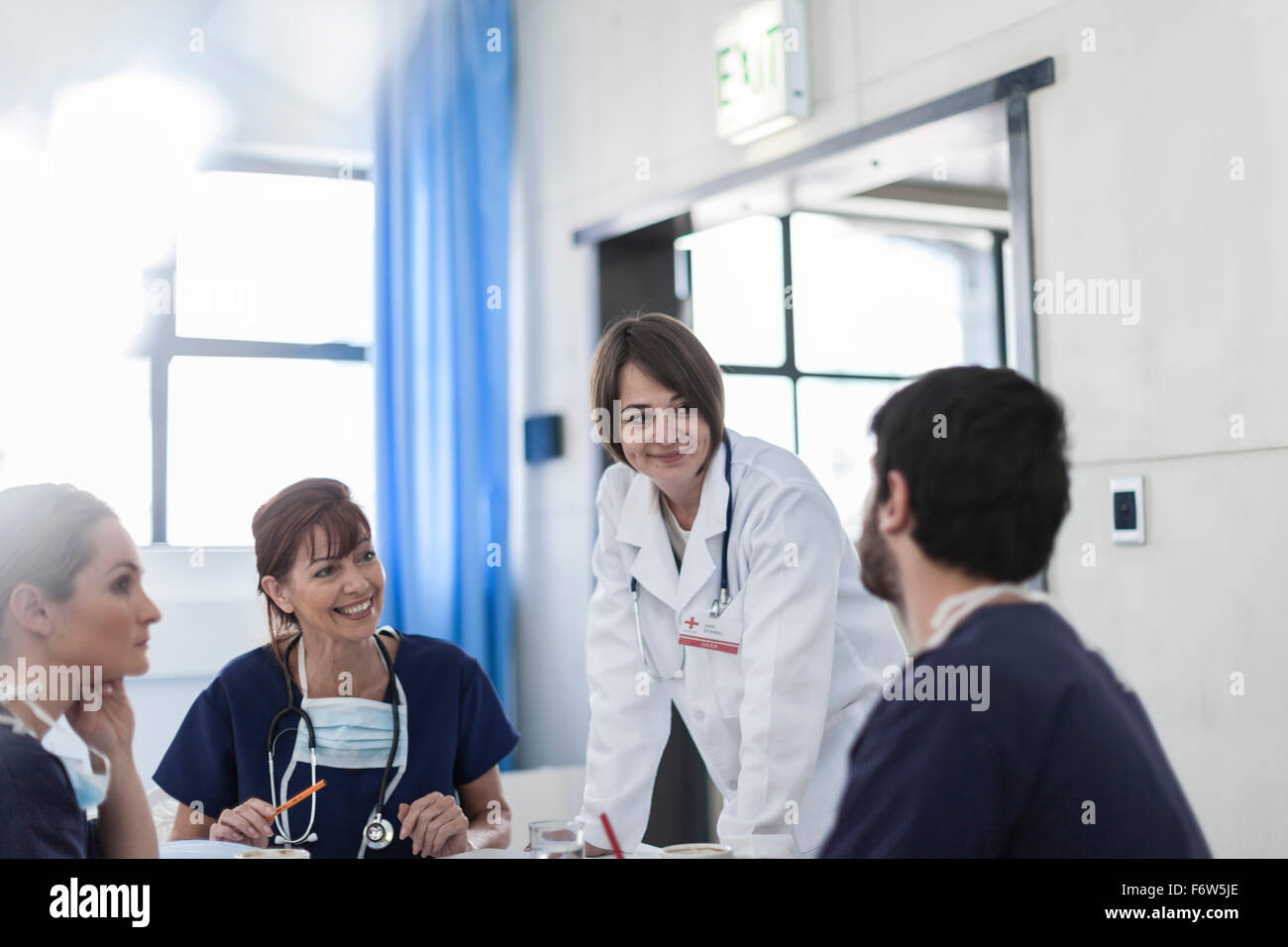 Doctors in hospital, discussing Stock Photo - Alamy