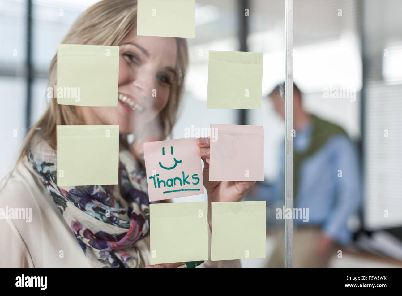 Single sticky note on wall hi-res stock photography and images - Alamy