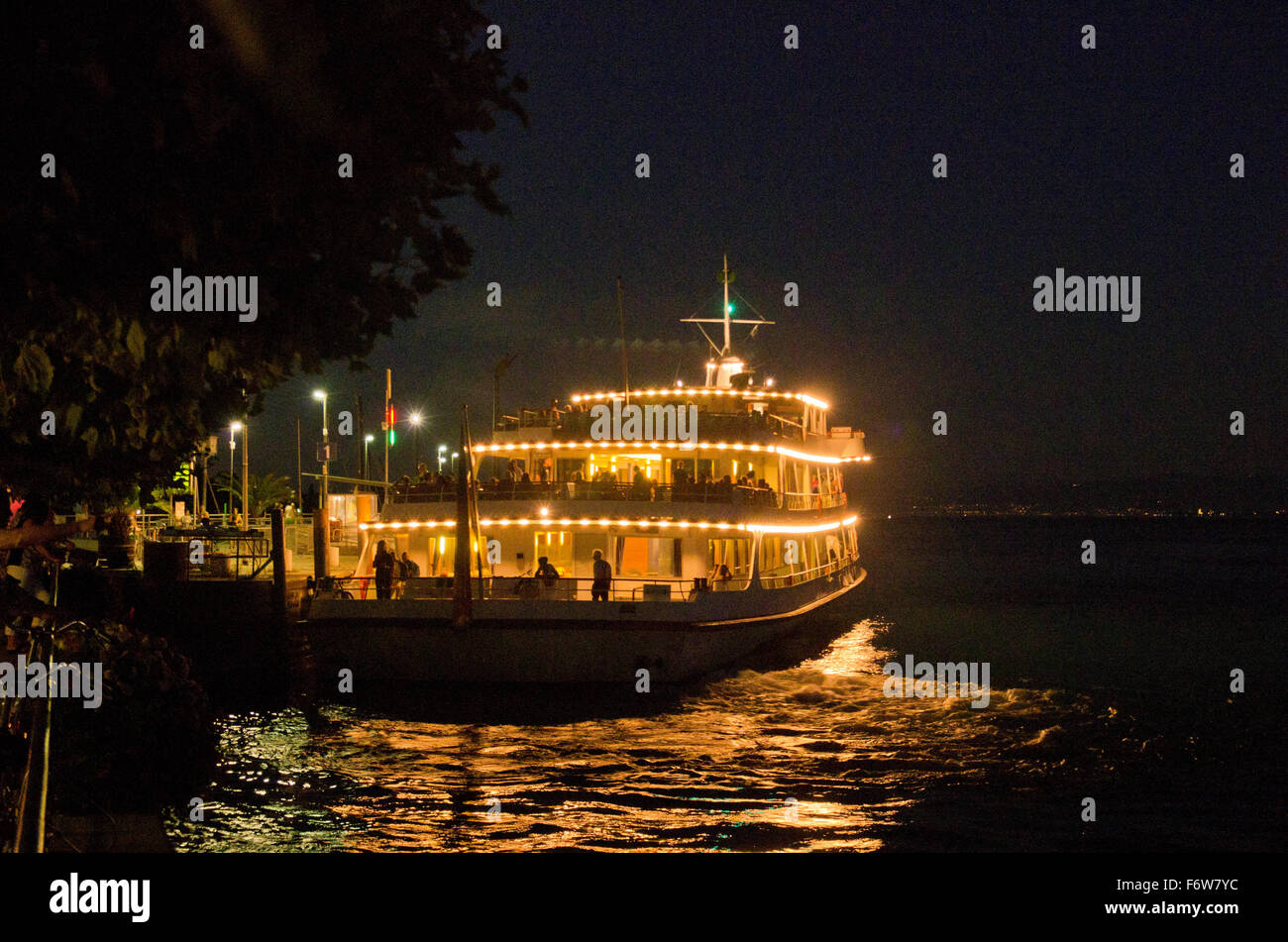 Night lake reflections hi-res stock photography and images - Alamy