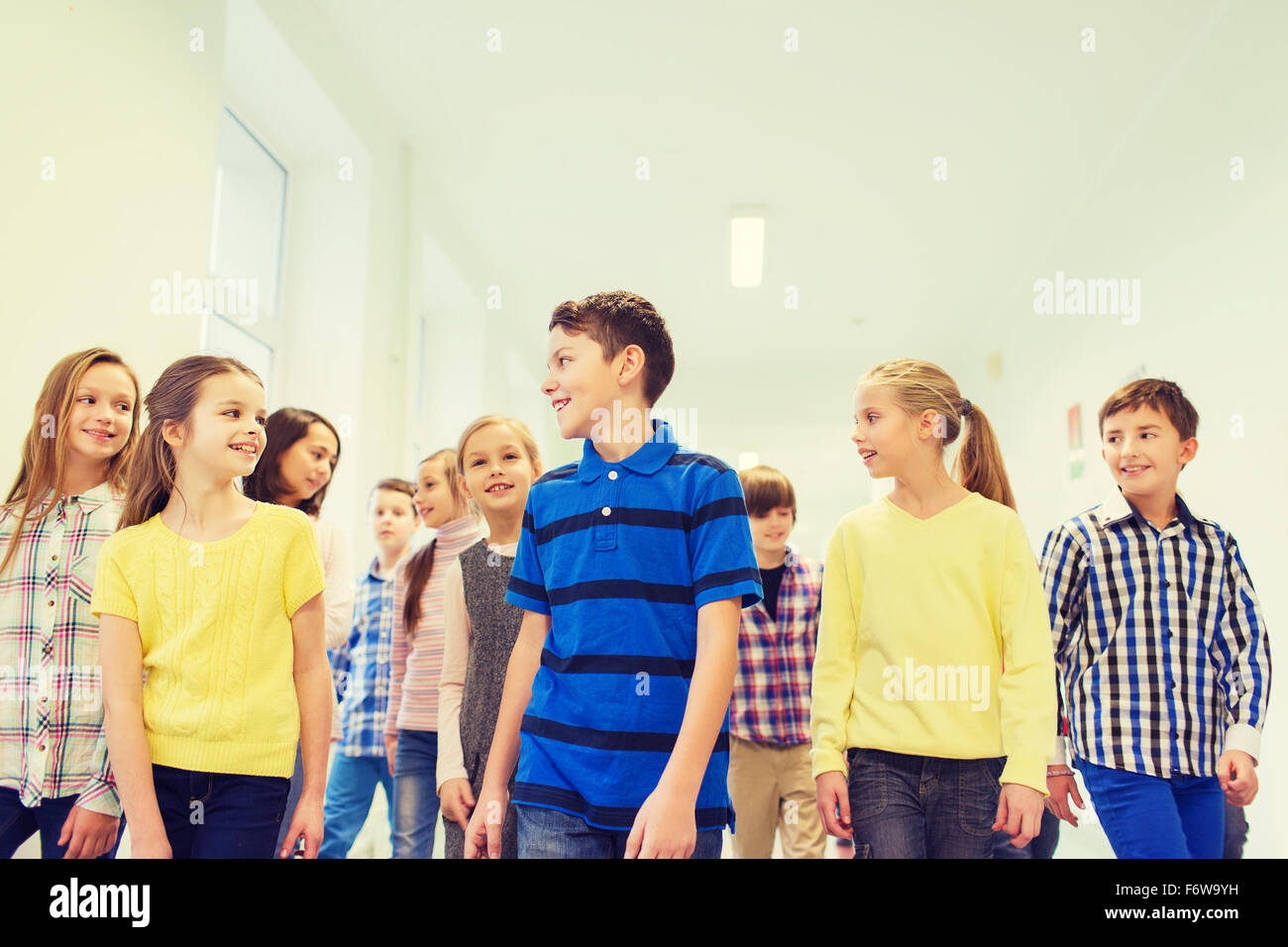 School kids walking and talking hi-res stock photography and images - Alamy
