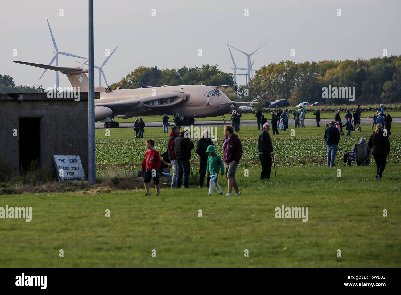 Plane spotters watching a Victor Valiant bomber doing taxi runs at an ...