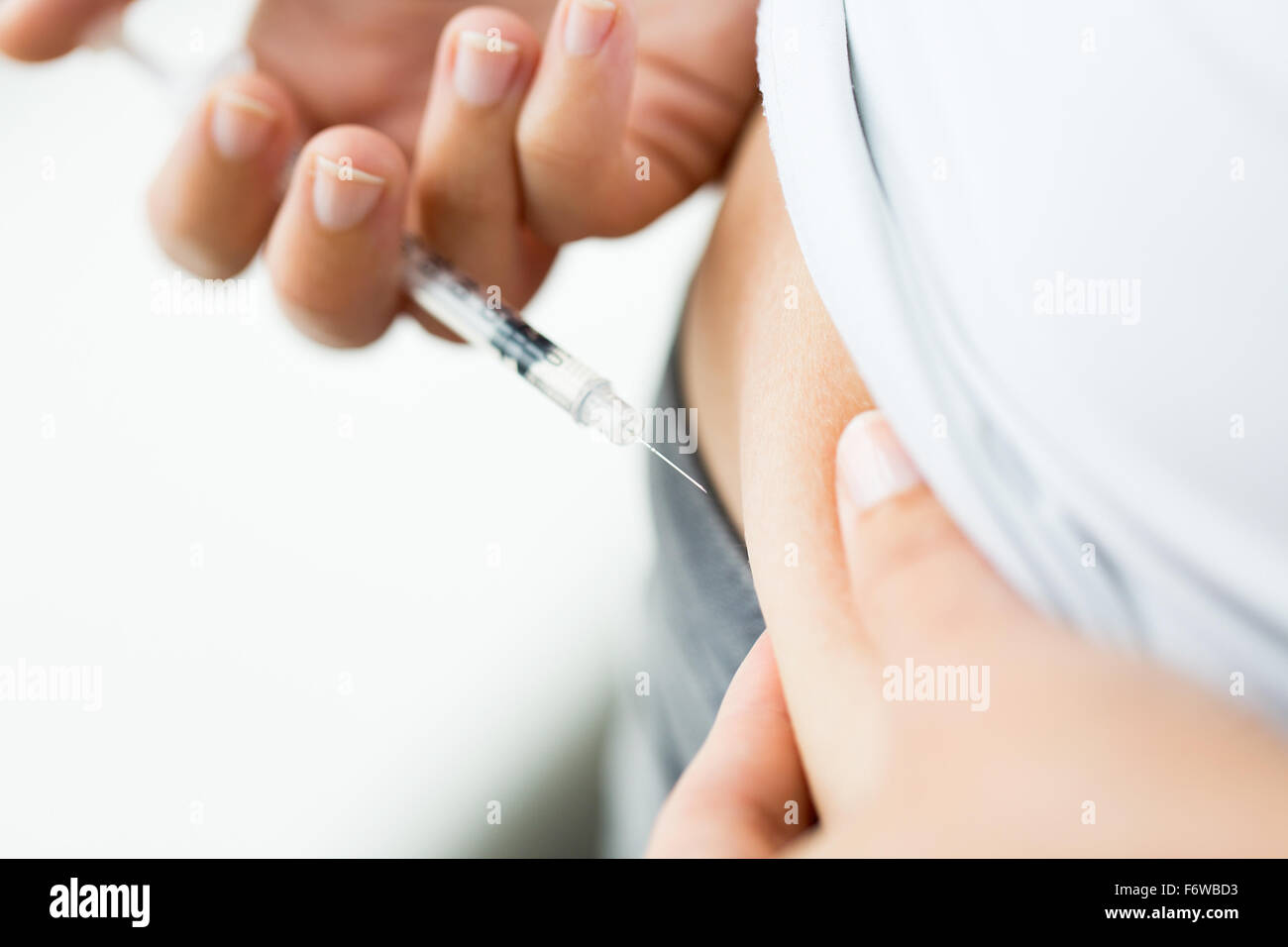 woman with syringe making insulin injection Stock Photo - Alamy