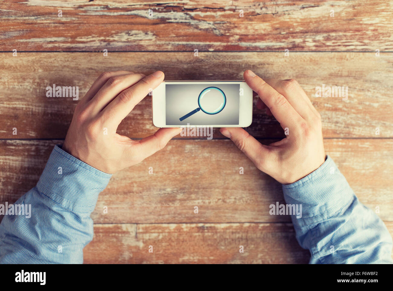 close up of hands with magnifier on smartphone Stock Photo - Alamy
