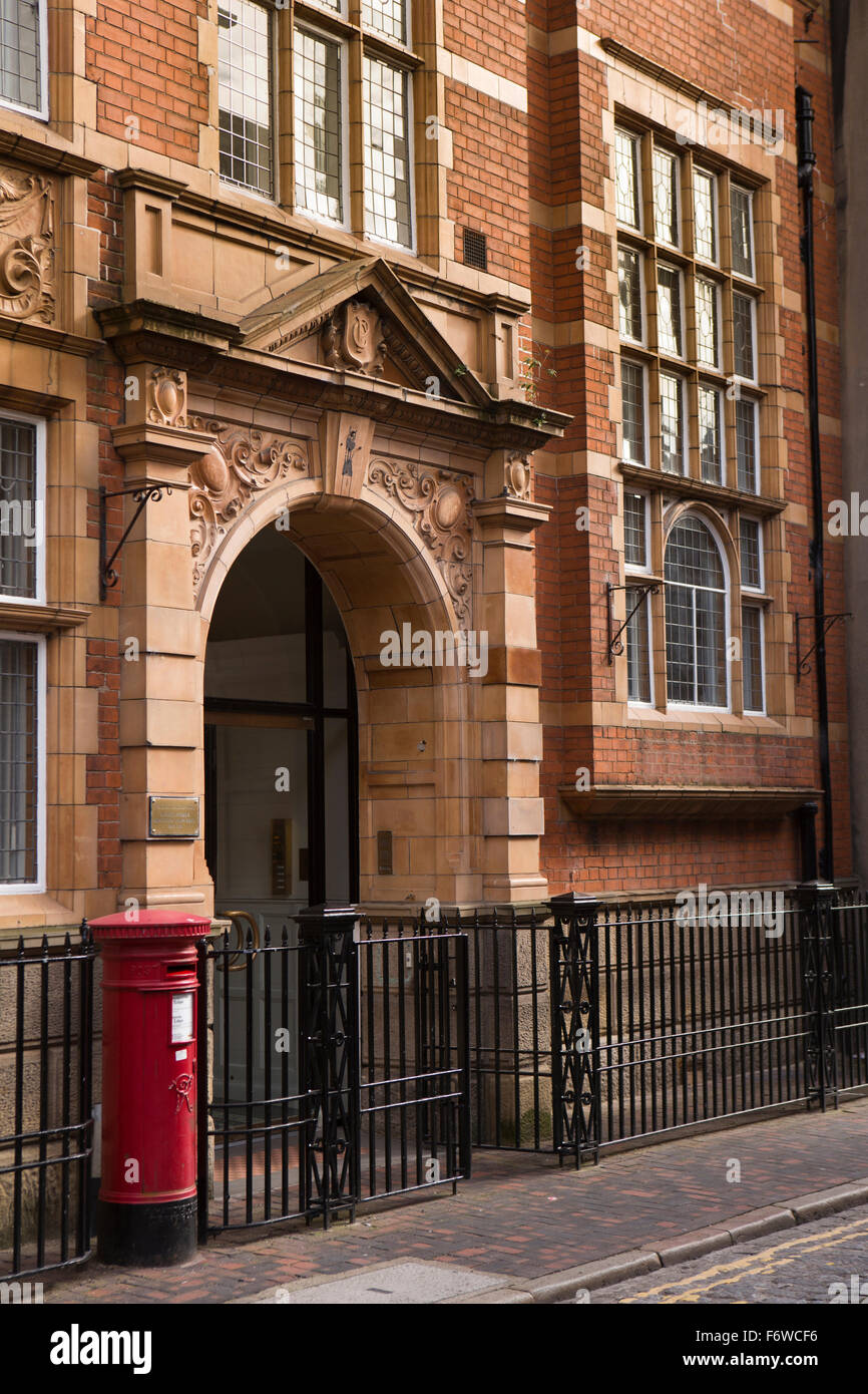 UK, England, Yorkshire, Hull, High Street, pillar box outside Pacific ...