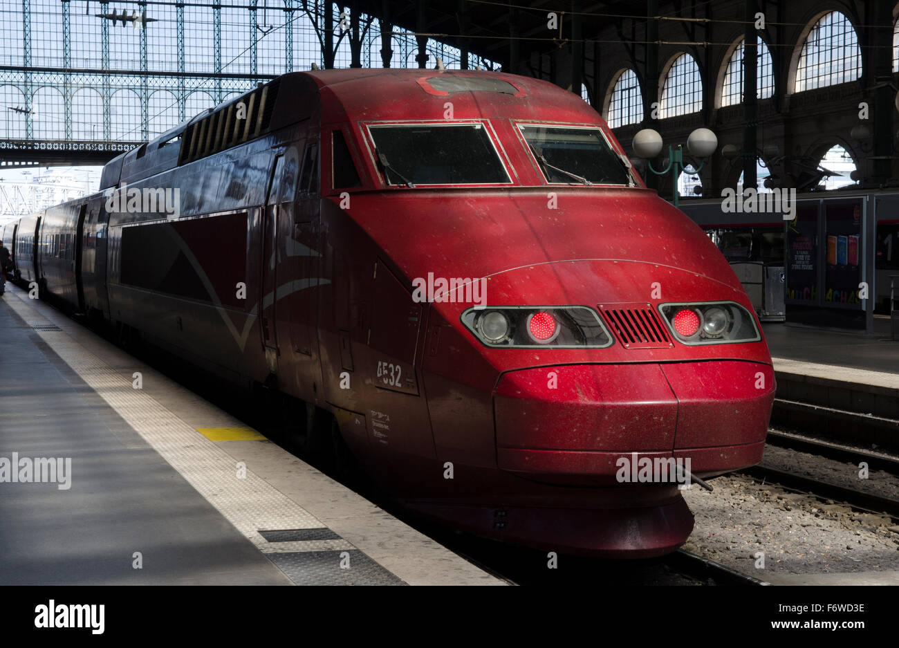 gare du nord,paris,passenger train,platform,france Stock Photo - Alamy