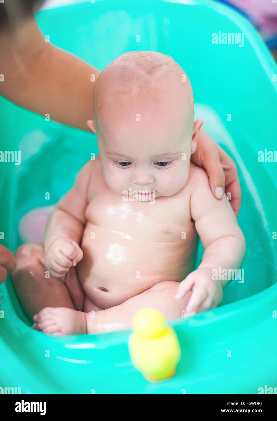 Baby girl in tub hi-res stock photography and images - Alamy