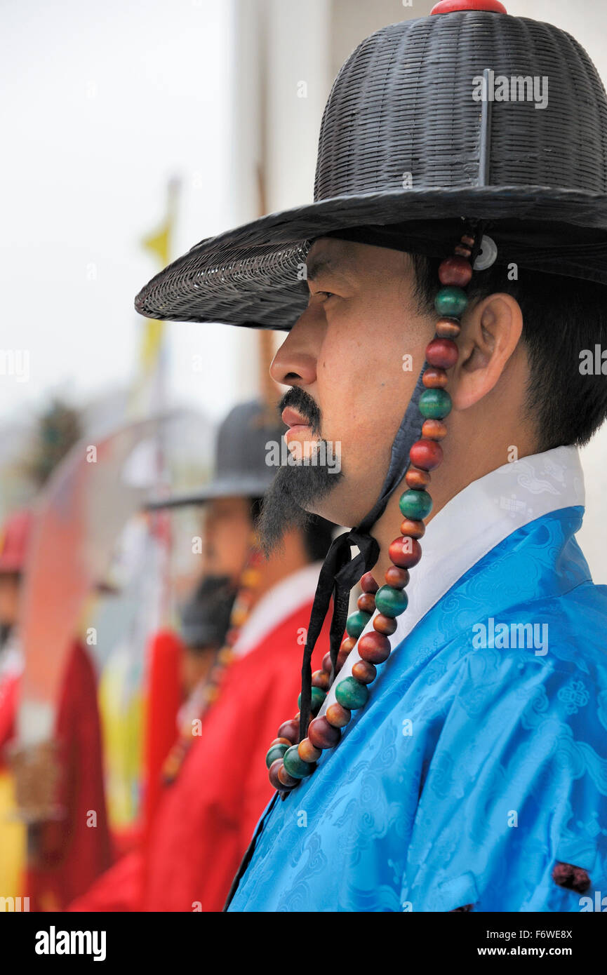 Seoul, South Korea - November 8, 2015: Guard in traditional costume ...