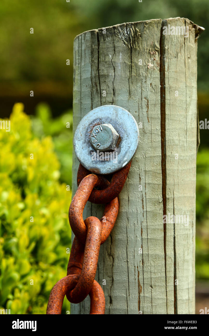 Close up of a fence post and metal chain Stock Photo - Alamy