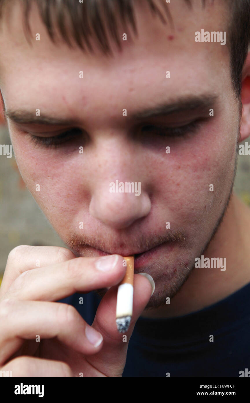 Cigarette boys hi-res stock photography and images - Alamy