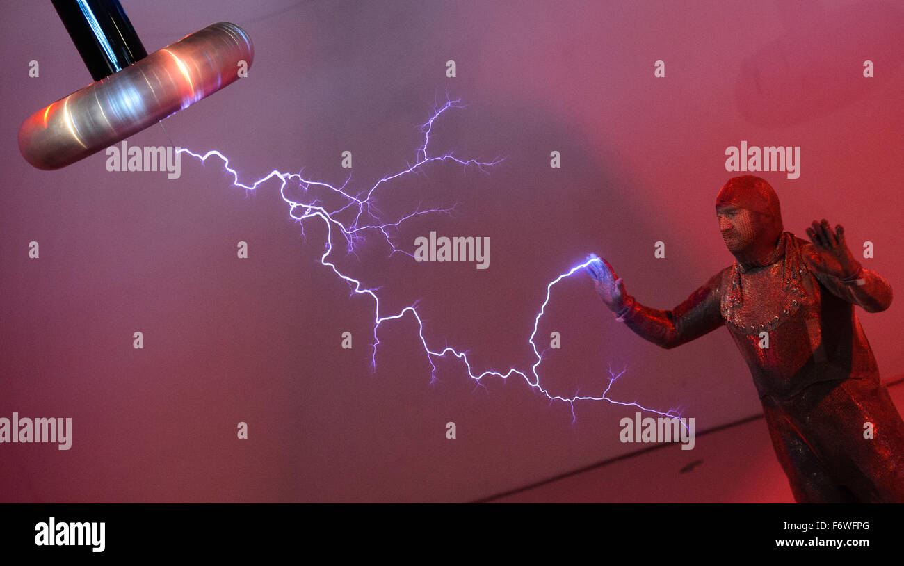 Faraday cage hi-res stock photography and images - Alamy