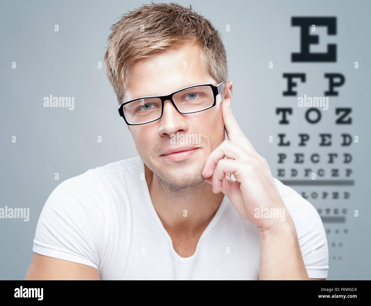 Handsome young man wearing glasses Stock Photo - Alamy