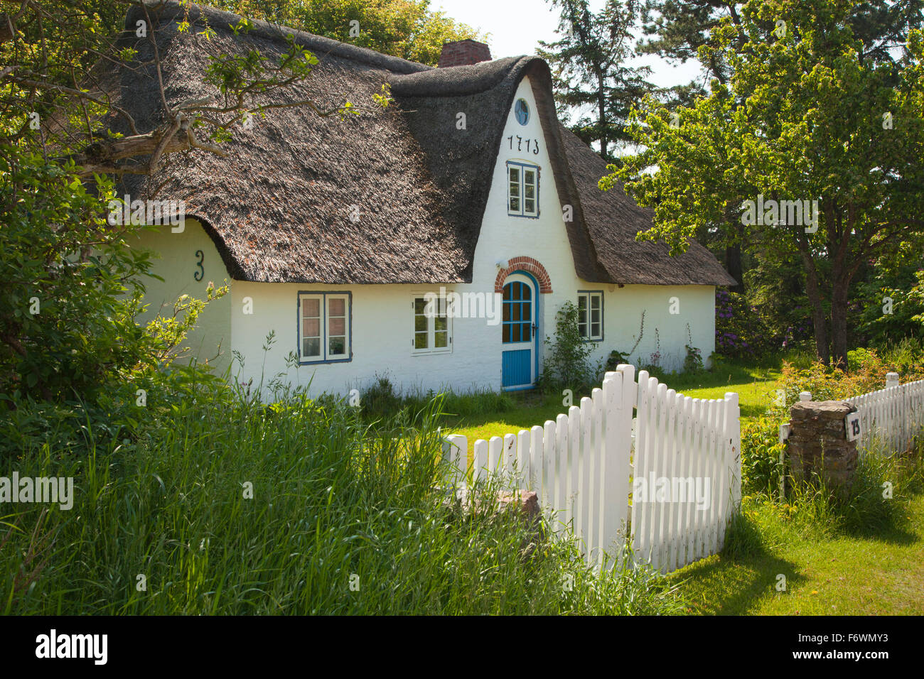 Frisian house with thatched roof, Sueddorf, Amrum island, North Sea ...