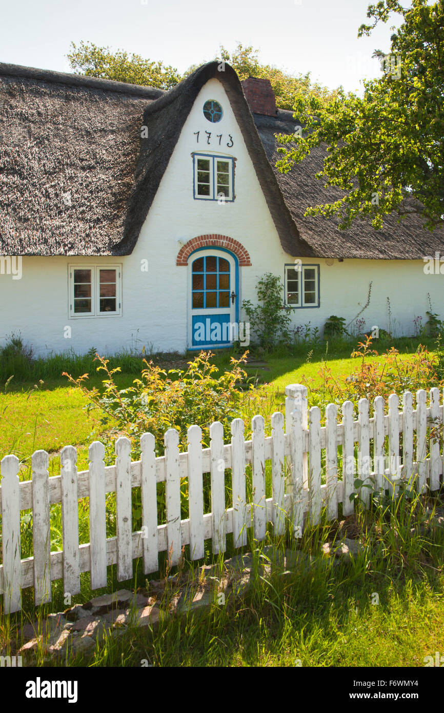 Frisian house with thatched roof, Sueddorf, Amrum island, North Sea ...