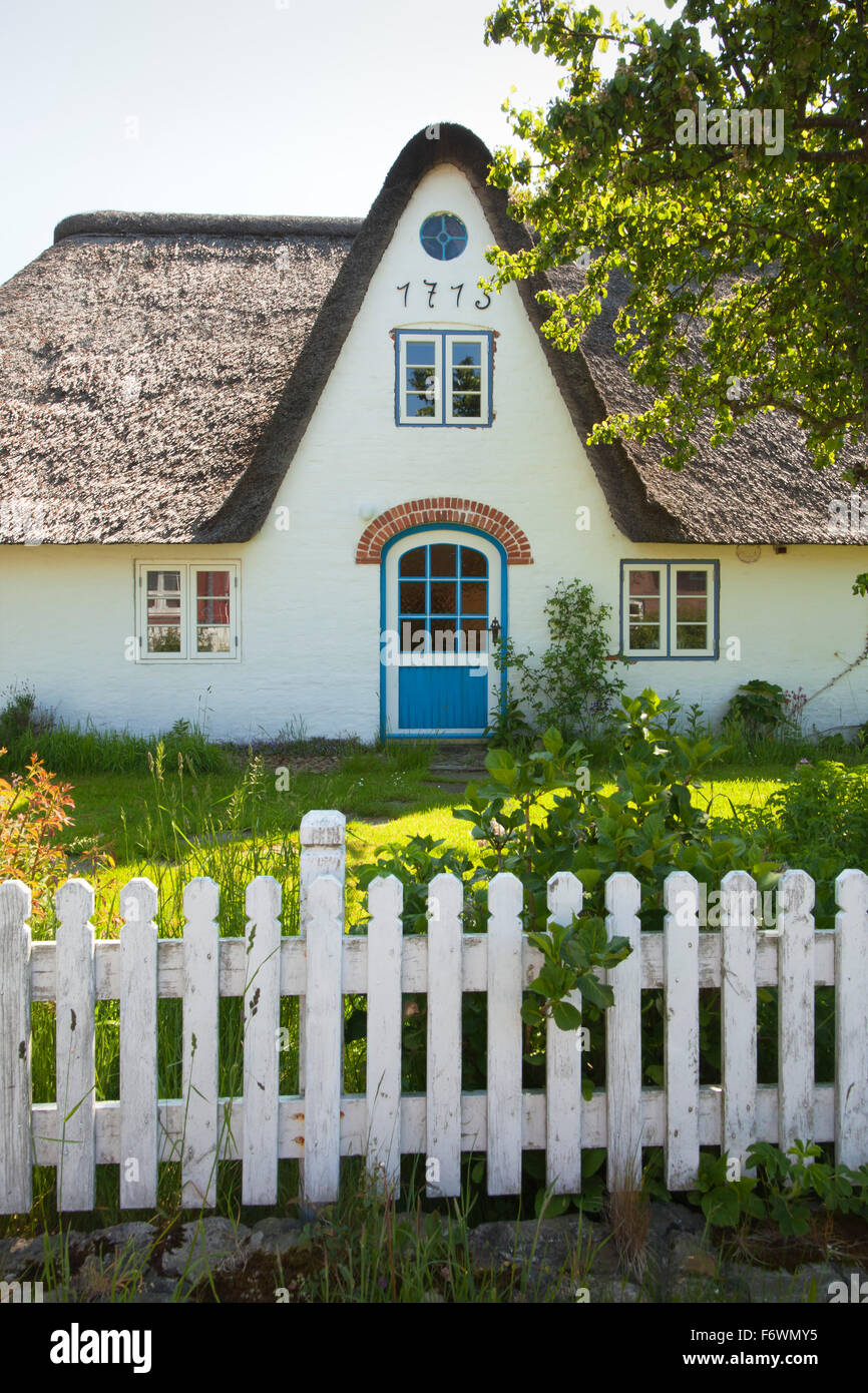Frisian house with thatched roof, Sueddorf, Amrum island, North Sea ...