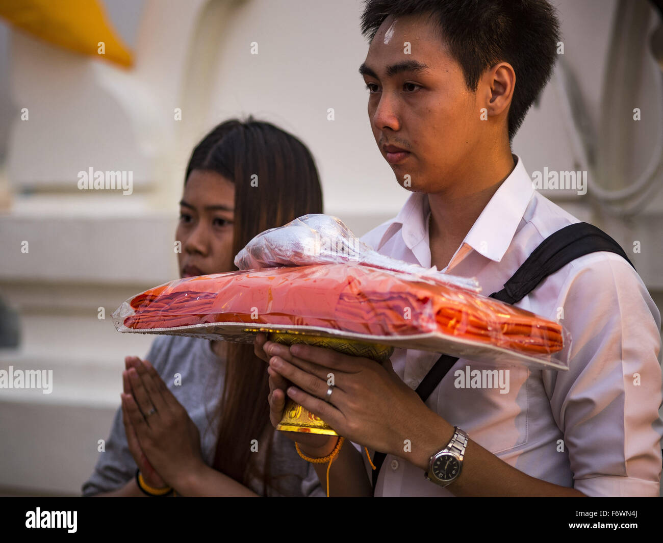 Bangkok, Thailand. 20th Nov, 2015. People pray at the top of Wat Saket ...