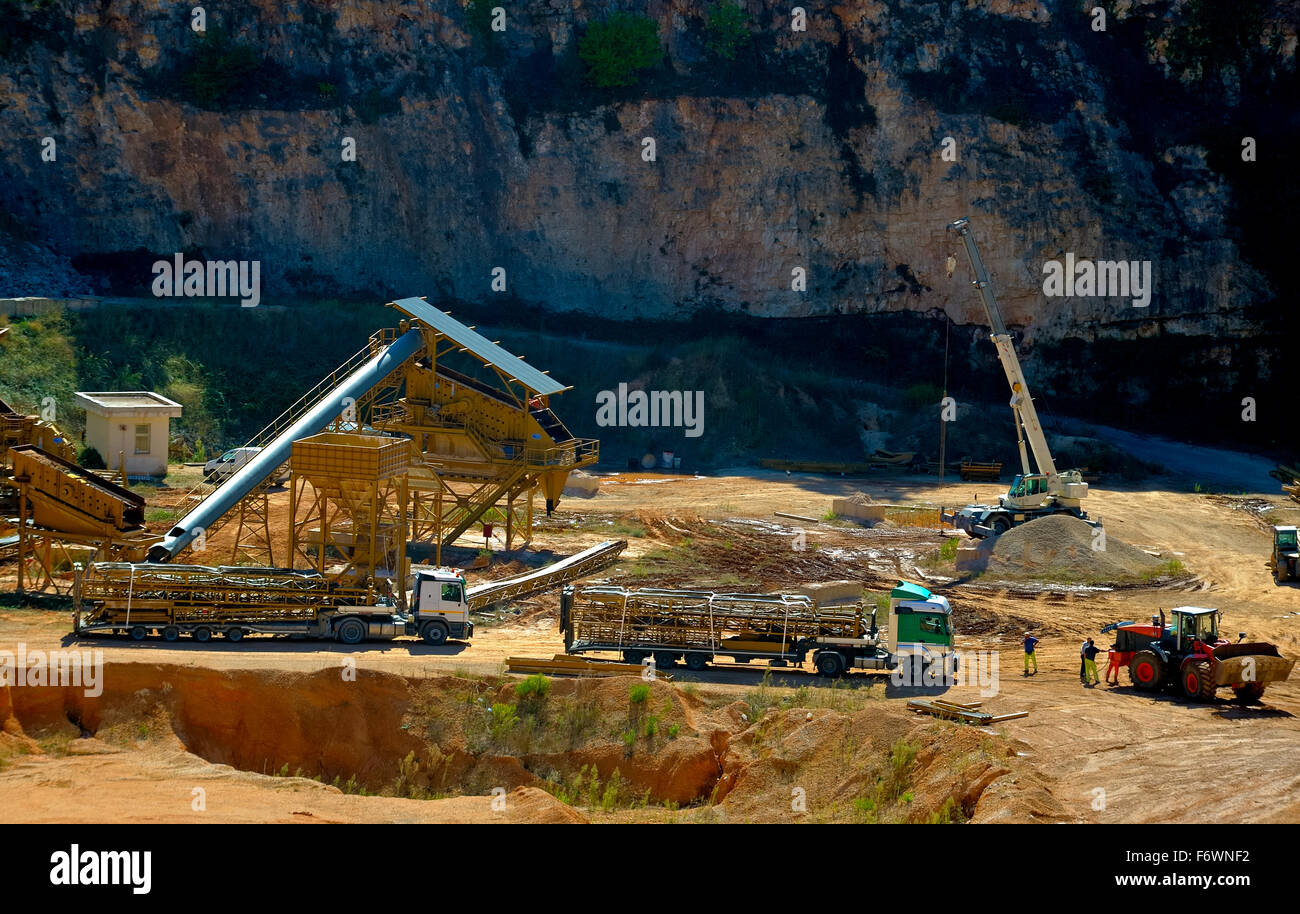 Mining plant. Mounting crushing plant in a quarry Stock Photo - Alamy