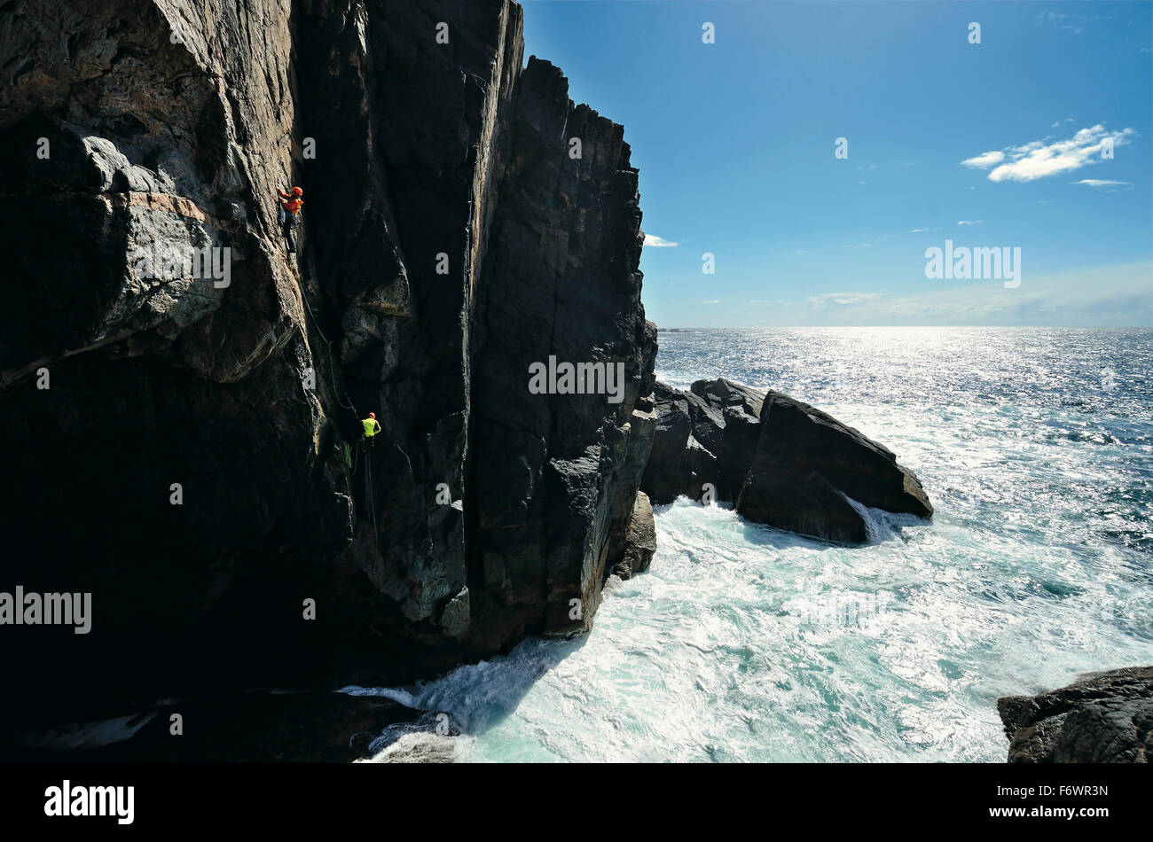 Team mountain climbing hi-res stock photography and images - Alamy