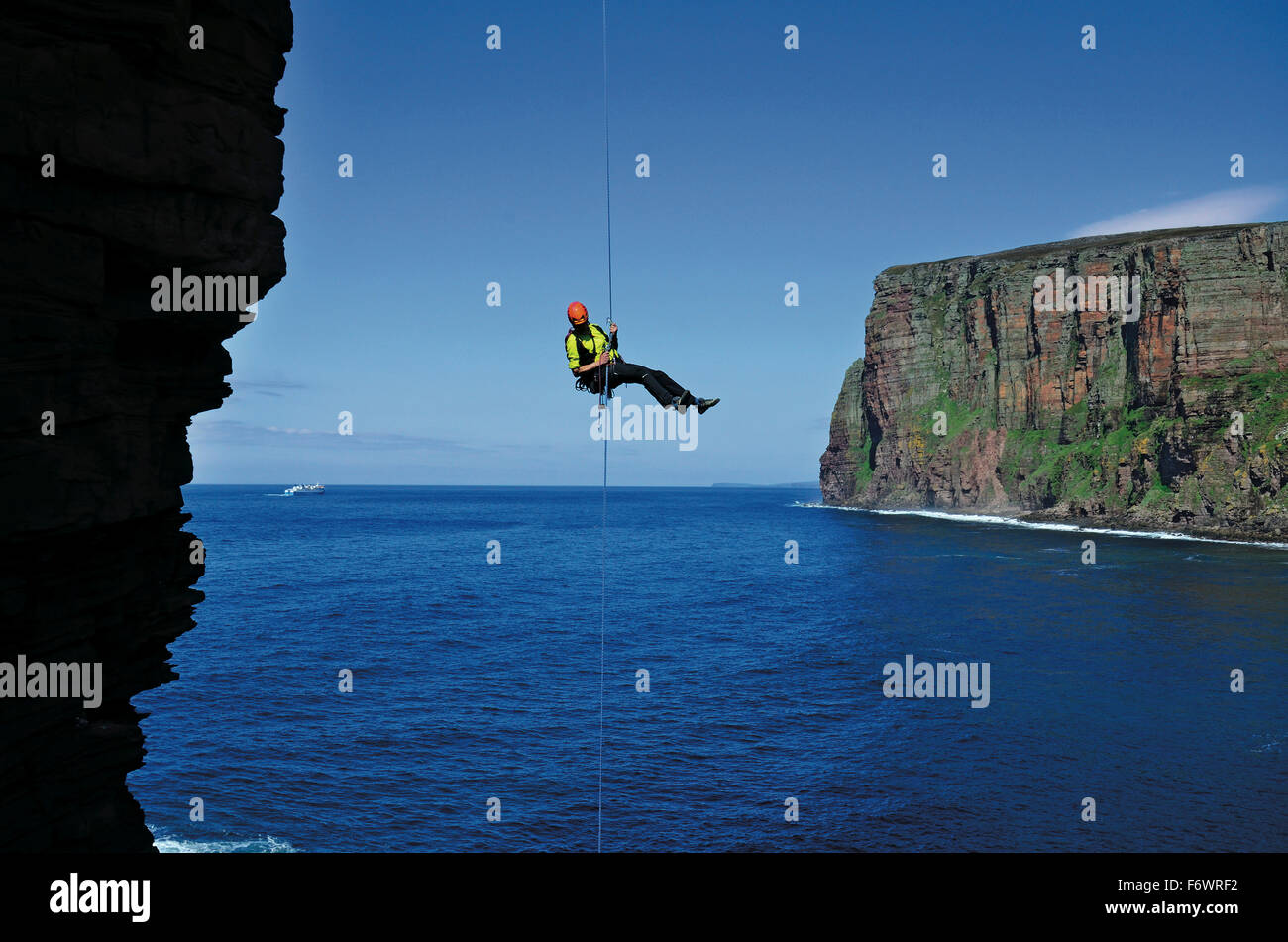 Abseiling mountain hi-res stock photography and images - Alamy