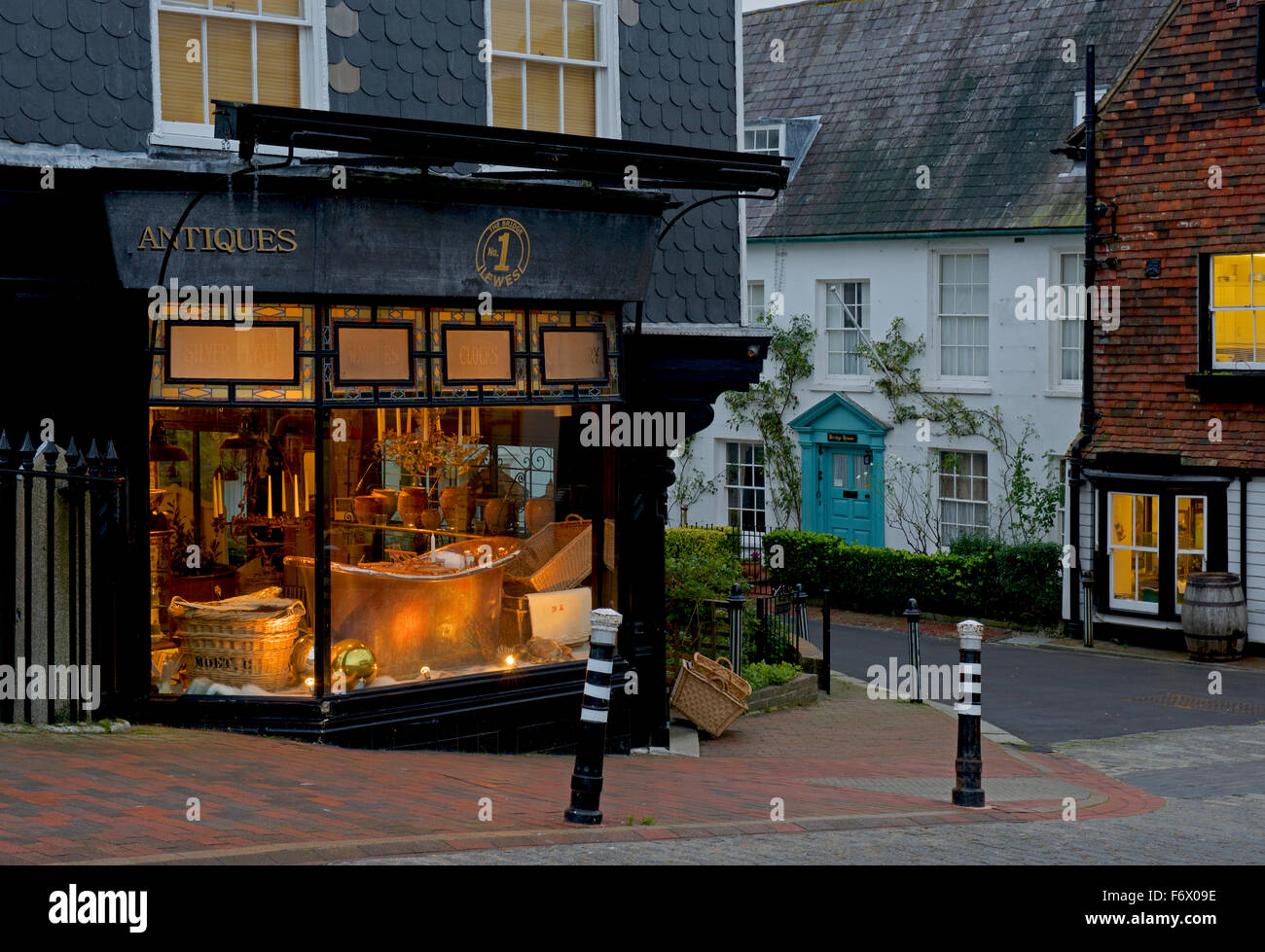 Antique shop in Lewes, Kent, England UK Stock Photo - Alamy