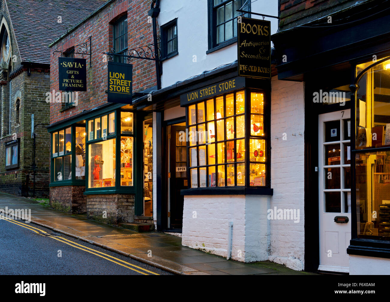 Lion street hi-res stock photography and images - Alamy