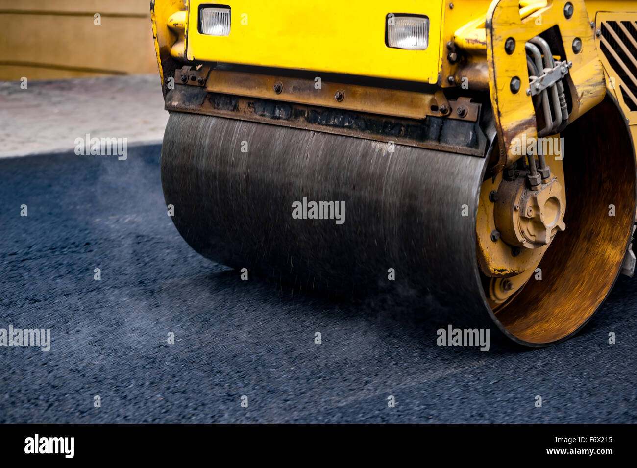 Compact steamroller flatten out the asphalt Stock Photo - Alamy