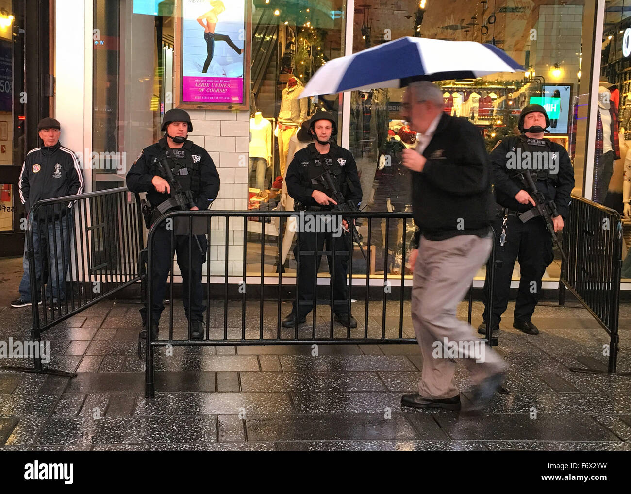 New York City, New York, USA. 19th Nov, 2015. Strategic Response Group ...