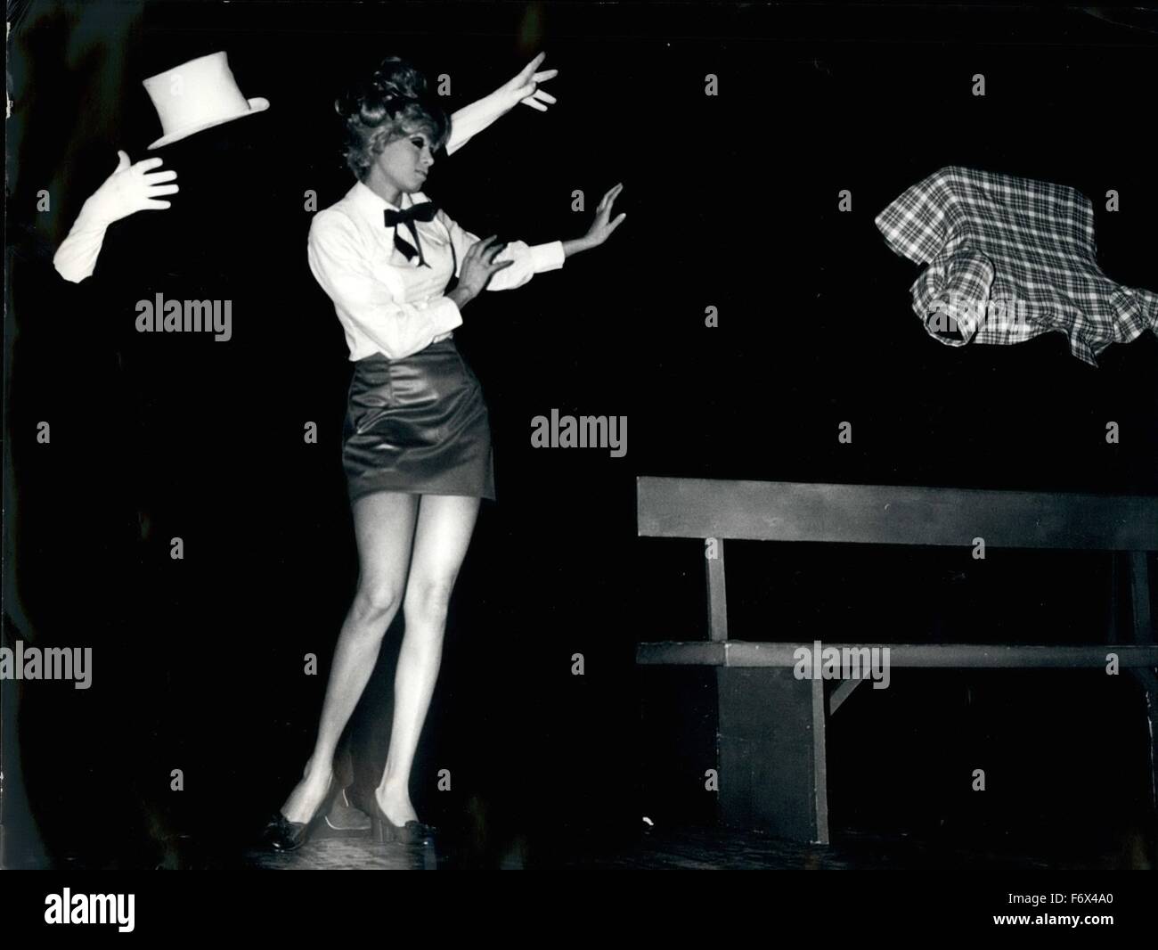 1968 - invisible man performance magic magician © Keystone Pictures USA ...