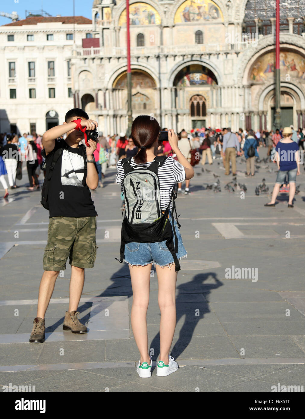 Faceless tourists in st Marks Square Venice Stock Photo - Alamy