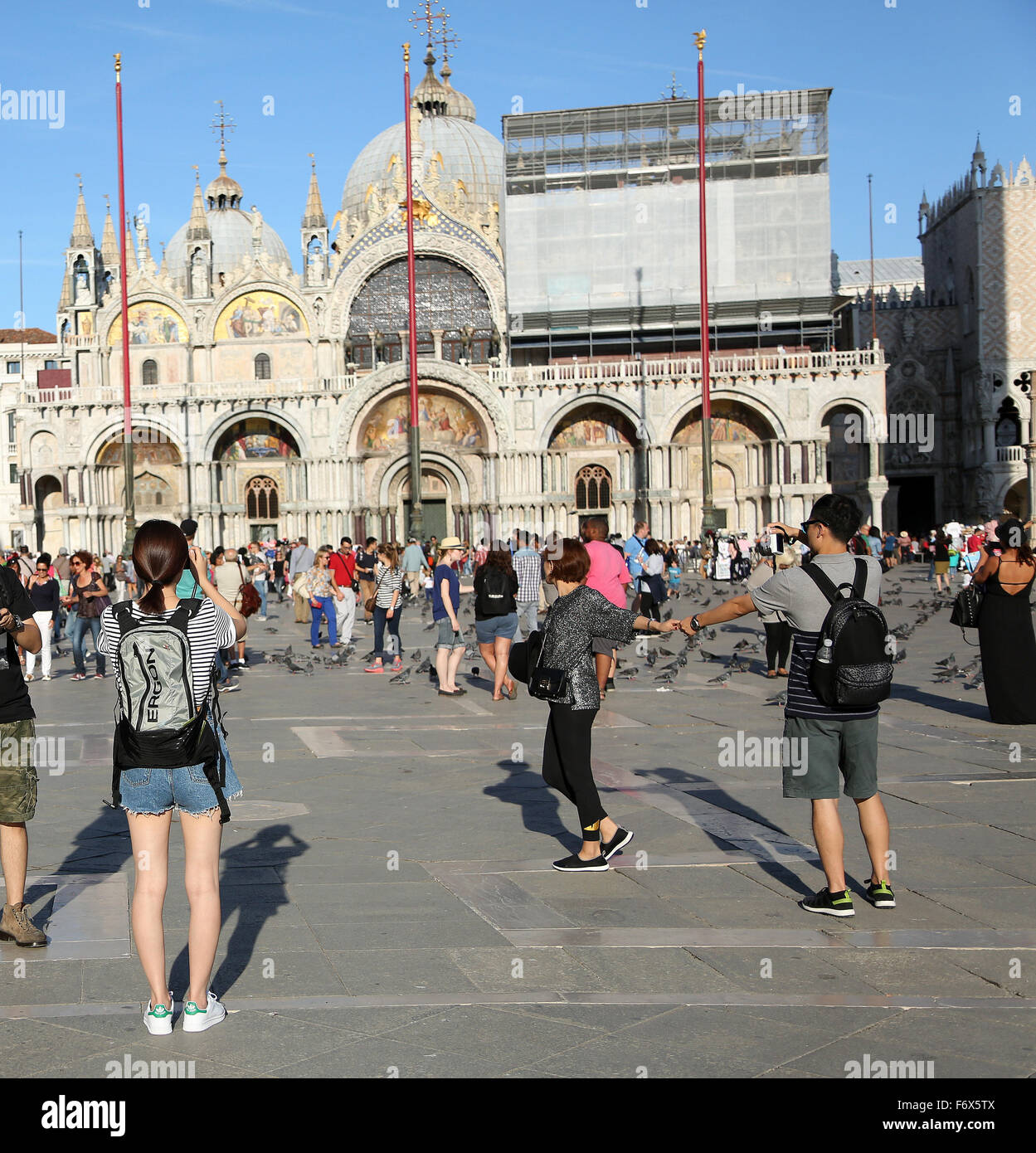 Faceless tourists in st Marks Square Venice Stock Photo - Alamy