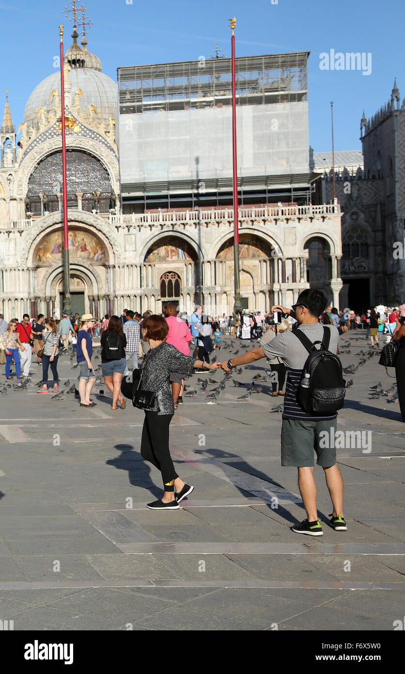 Faceless tourists in st Marks Square Venice Stock Photo - Alamy