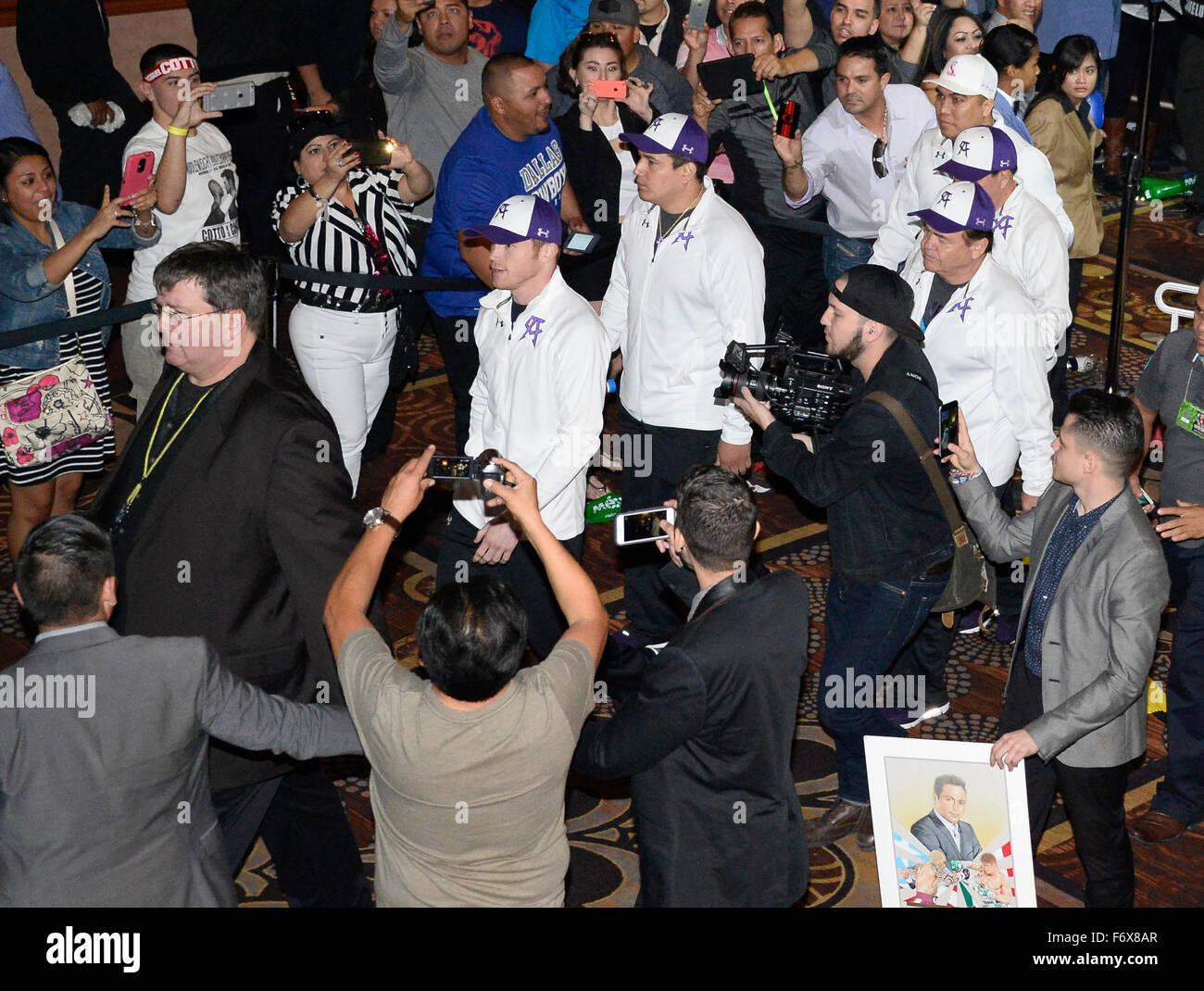 Over crowed hi-res stock photography and images - Alamy