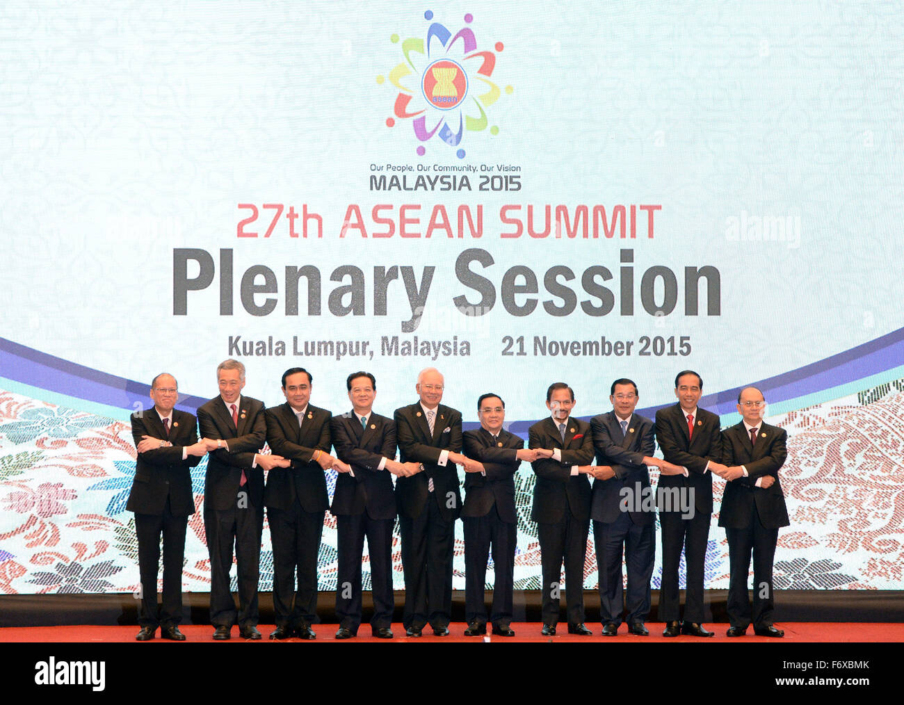Kuala Lumpur, Malaysia. 21st Nov, 2015. Leaders pose for photos before ...