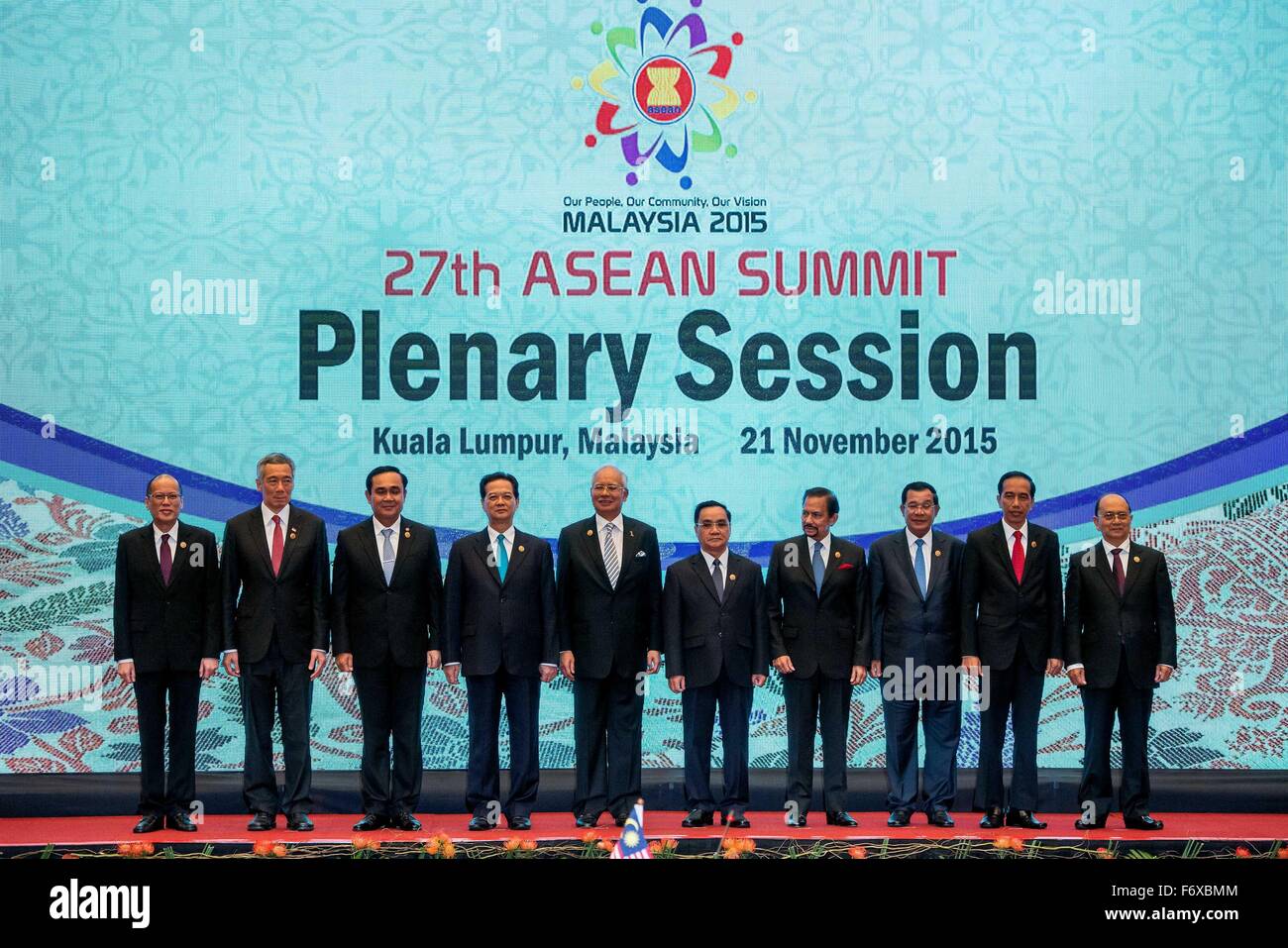Kuala Lumpur, Malaysia. 21st Nov, 2015. Leaders pose for photos before ...