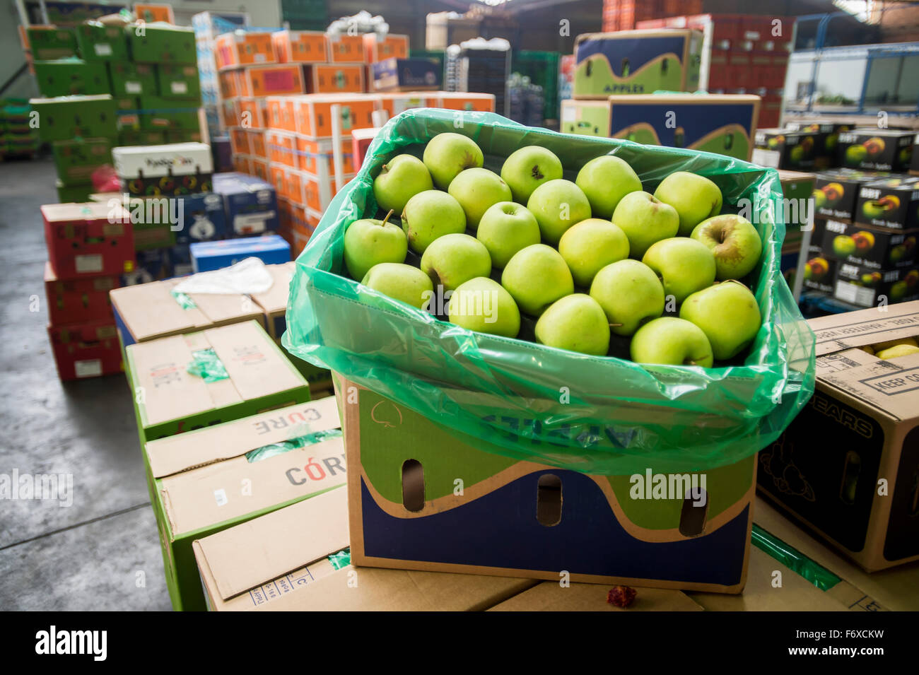 Pile of apple boxes hi-res stock photography and images - Alamy