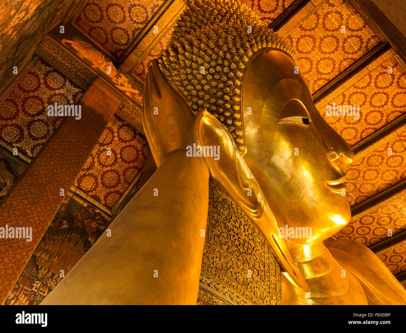 Gold statue reclining buddha hi-res stock photography and images - Alamy