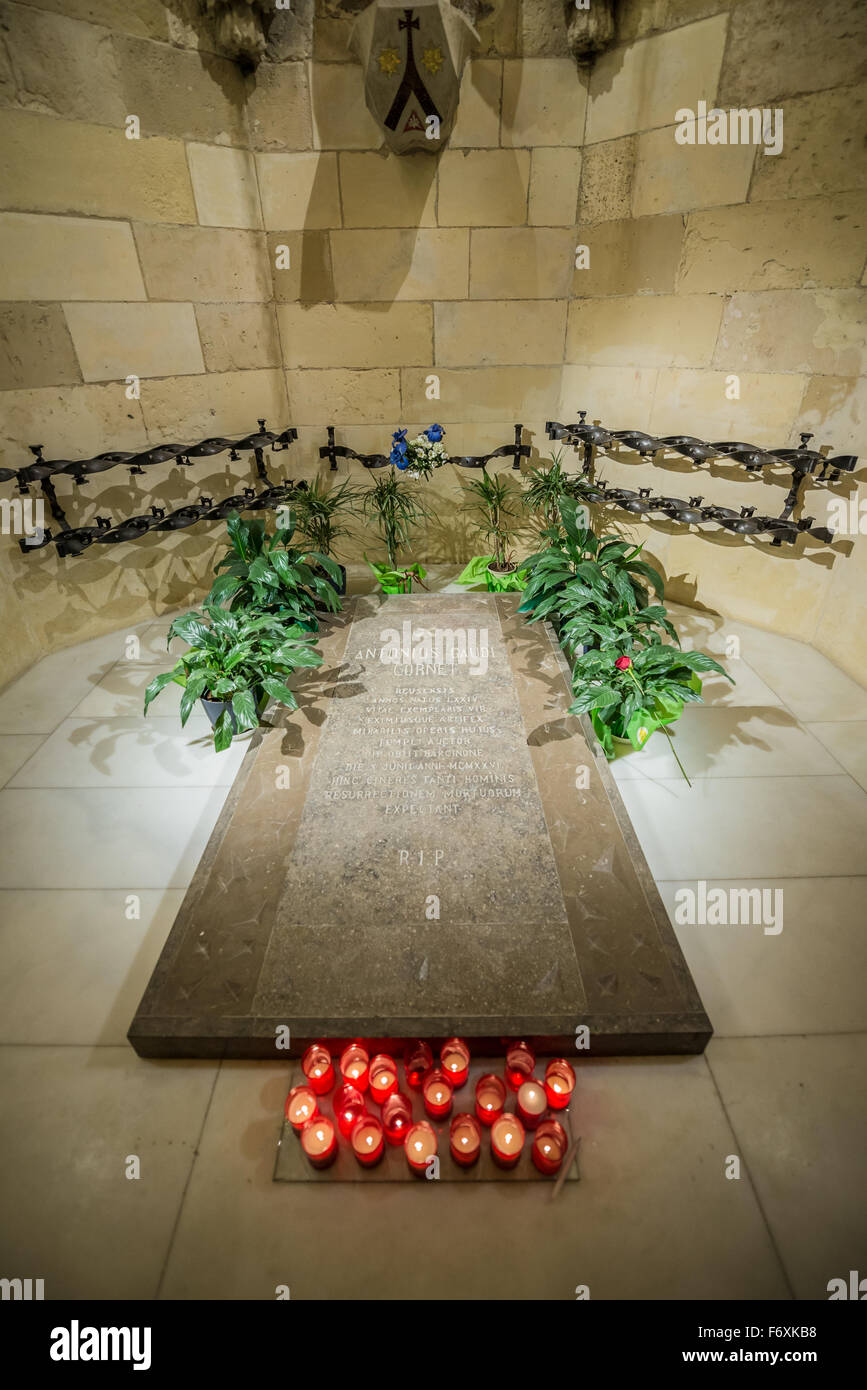Antoni Gaudi tomb in Basilica and Expiatory Church of the Holy Family ...