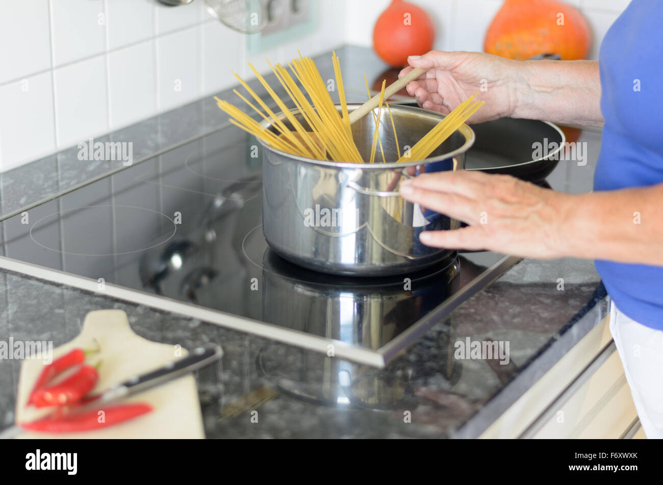 Adding spaghetti boiling water hi-res stock photography and images - Alamy